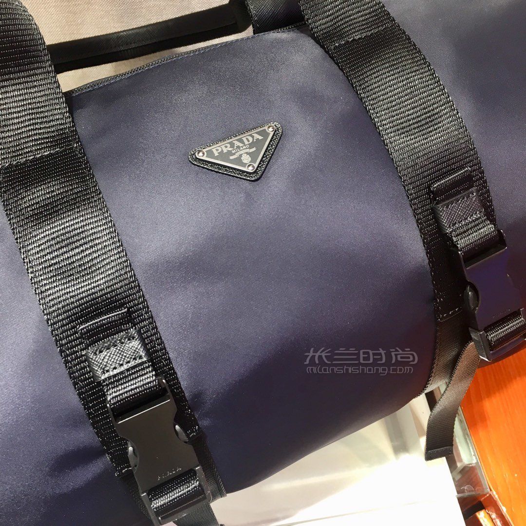 03827_prada独家首发2VC015新款旅行包这款旅行袋采用ECONYL再生尼龙制作。再生尼龙系列_米兰时尚包包网