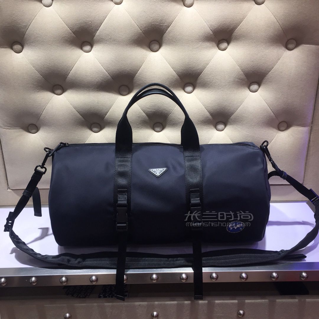03827_prada独家首发2VC015新款旅行包这款旅行袋采用ECONYL再生尼龙制作。再生尼龙系列_米兰时尚包包网
