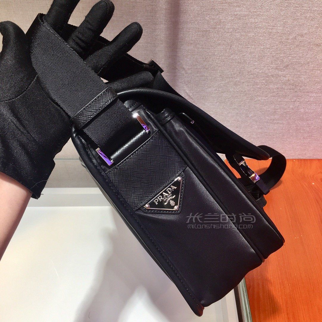 01847_prada经典VA0768邮差包到货了Saffiano皮质嵌花镶饰的尼龙翻盖包加垫尼肩带顶级五_米兰时尚包包网